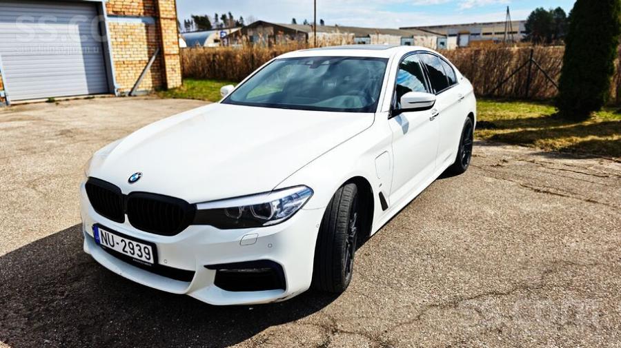 White BMW 530 2018 in Jelgava, with an engine capacity of 2.00 L and mileage of 201 thousand km for 23200 €, photo 5 on AUTOMOTO.COM.LV