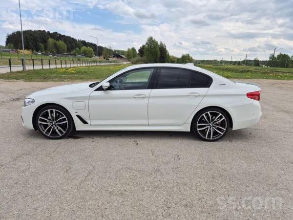 White BMW 530 2018 in Tukums, with an engine capacity of 2.00 L and mileage of 172 thousand km for 22550 €, photo 2 on AUTOMOTO.COM.LV