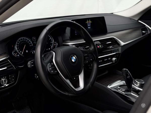 White BMW 530 2018 in Vilnius, with an engine capacity of 2.00 L and mileage of 83 thousand km for 25400 €, photo 9 on AUTOMOTO.COM.LV