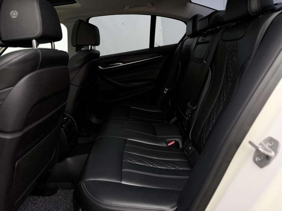White BMW 530 2018 in Vilnius, with an engine capacity of 2.00 L and mileage of 83 thousand km for 25350 €, photo 12 on AUTOMOTO.COM.LV