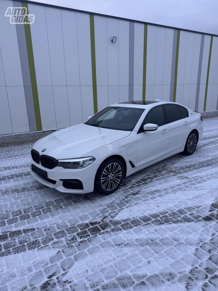 White BMW 530 2019 in Raseiniai, with an engine capacity of 2.00 L and mileage of 55 thousand km for 21000 €, photo 1 on AUTOMOTO.COM.LV
