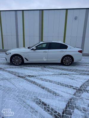 White BMW 530 2019 in Raseiniai, with an engine capacity of 2.00 L and mileage of 55 thousand km for 21000 €, photo 5 on AUTOMOTO.COM.LV