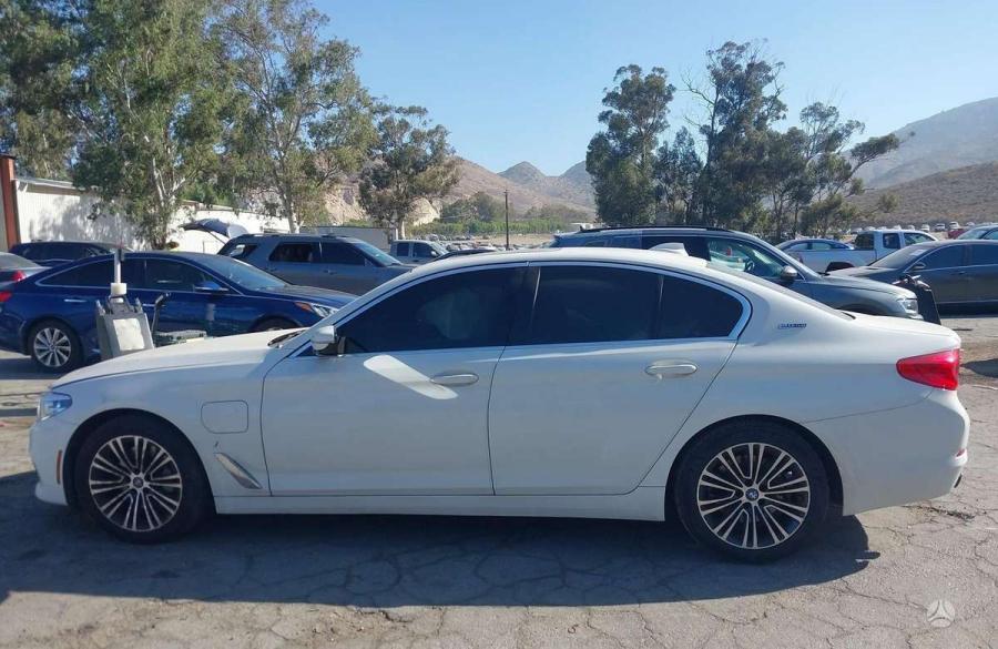 White BMW 530 2019 in Vilnius, with an engine capacity of 2.00 L and mileage of 247 thousand km for 10700 €, photo 8 on AUTOMOTO.COM.LV
