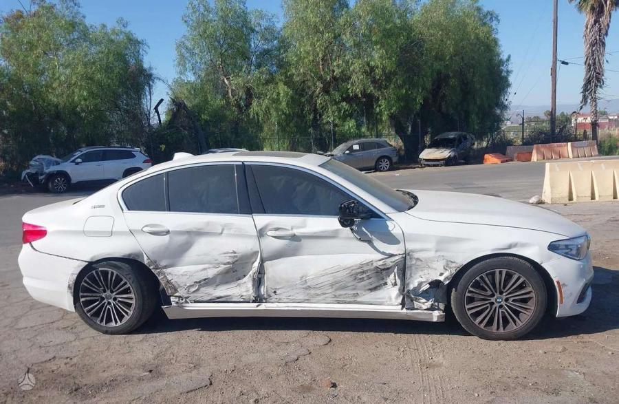 White BMW 530 2019 in Vilnius, with an engine capacity of 2.00 L and mileage of 247 thousand km for 10700 €, photo 15 on AUTOMOTO.COM.LV