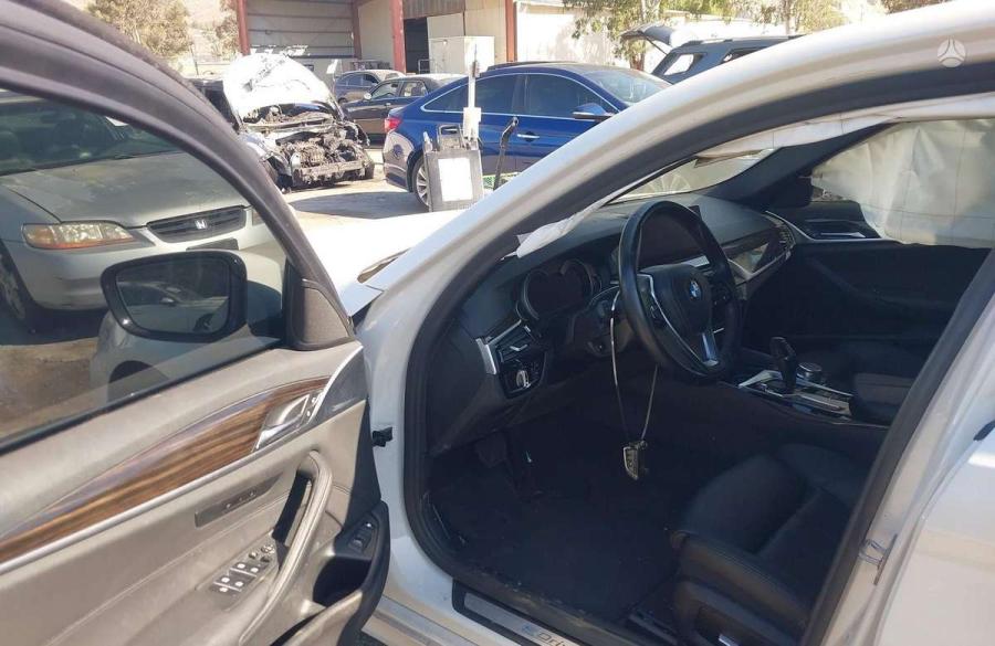 White BMW 530 2019 in Vilnius, with an engine capacity of 2.00 L and mileage of 247 thousand km for 10700 €, photo 20 on AUTOMOTO.COM.LV