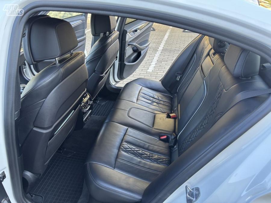 White BMW 530 2019 in Vilnius, with an engine capacity of 3.00 L and mileage of 112 thousand km for 30000 €, photo 16 on AUTOMOTO.COM.LV