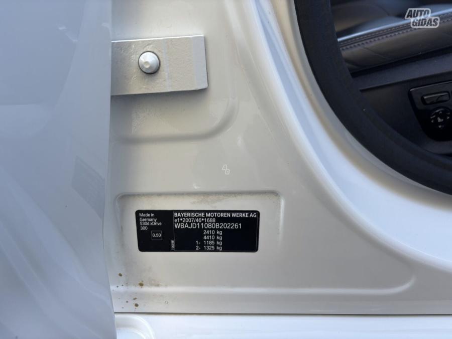 White BMW 530 2019 in Vilnius, with an engine capacity of 3.00 L and mileage of 112 thousand km for 30000 €, photo 26 on AUTOMOTO.COM.LV