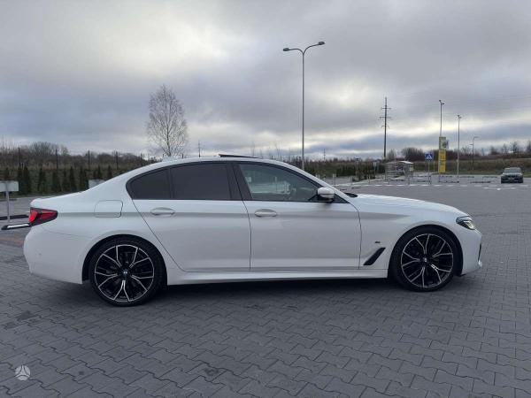 White BMW 530 2020 in Kaunas, with an engine capacity of 3.00 L and mileage of 205 thousand km for 31500 €, photo 8 on AUTOMOTO.COM.LV