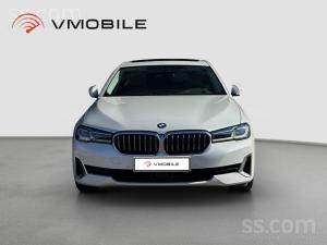 White BMW 530 2021 in Riga, with an engine capacity of 3.00 L and mileage of 83 thousand km for 35900 €, photo 4 on AUTOMOTO.COM.LV