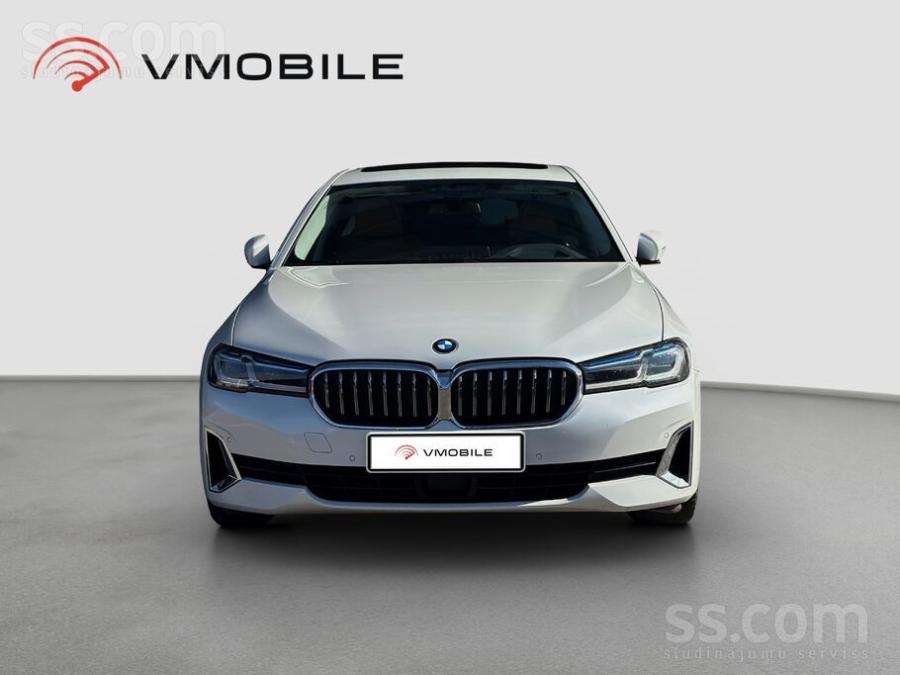 White BMW 530 2021 in Riga, with an engine capacity of 3.00 L and mileage of 83 thousand km for 35900 €, photo 4 on AUTOMOTO.COM.LV