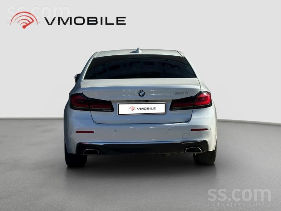 White BMW 530 2021 in Riga, with an engine capacity of 3.00 L and mileage of 83 thousand km for 35900 €, photo 5 on AUTOMOTO.COM.LV