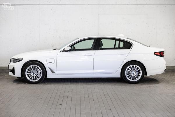 White BMW 530 2022 in Vilnius, with an engine capacity of 2.00 L and mileage of 96 thousand km for 31991 €, photo 4 on AUTOMOTO.COM.LV