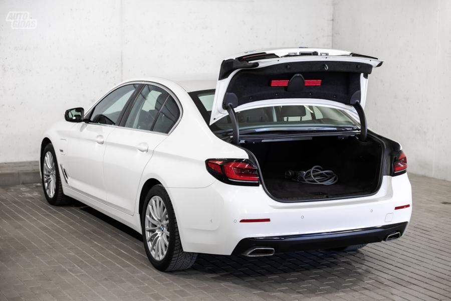 Balts BMW 530 2022 Viļņa, ar dzinēja tilpumu 2.00 L un nobraukumu 96 tūkst. km par 31991 €, foto 30 vietnē AUTOMOTO.COM.LV
