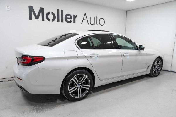 White BMW 530 2022 in Vilnius, with an engine capacity of 3.00 L and mileage of 47 thousand km for 34900 €, photo 3 on AUTOMOTO.COM.LV