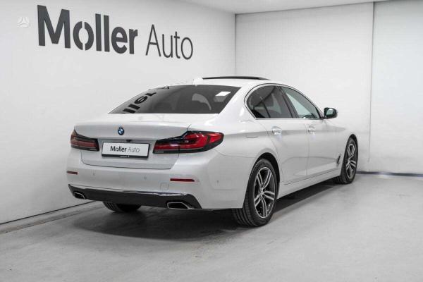White BMW 530 2022 in Vilnius, with an engine capacity of 3.00 L and mileage of 47 thousand km for 34900 €, photo 4 on AUTOMOTO.COM.LV