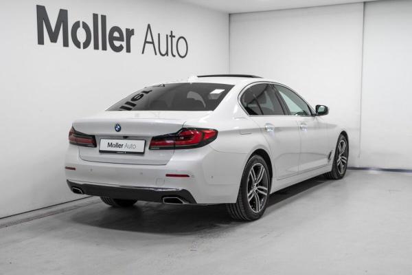 White BMW 530 2022 in Vilnius, with an engine capacity of 3.00 L and mileage of 47 thousand km for 34900 €, photo 4 on AUTOMOTO.COM.LV