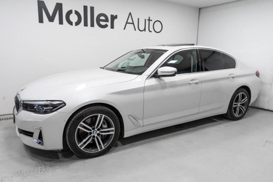 White BMW 530 2022 in Vilnius, with an engine capacity of 3.00 L and mileage of 47 thousand km for 34900 €, photo 3 on AUTOMOTO.COM.LV