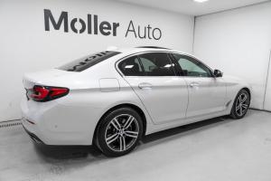 White BMW 530 2022 in Vilnius, with an engine capacity of 3.00 L and mileage of 47 thousand km for 34900 €, photo 4 on AUTOMOTO.COM.LV