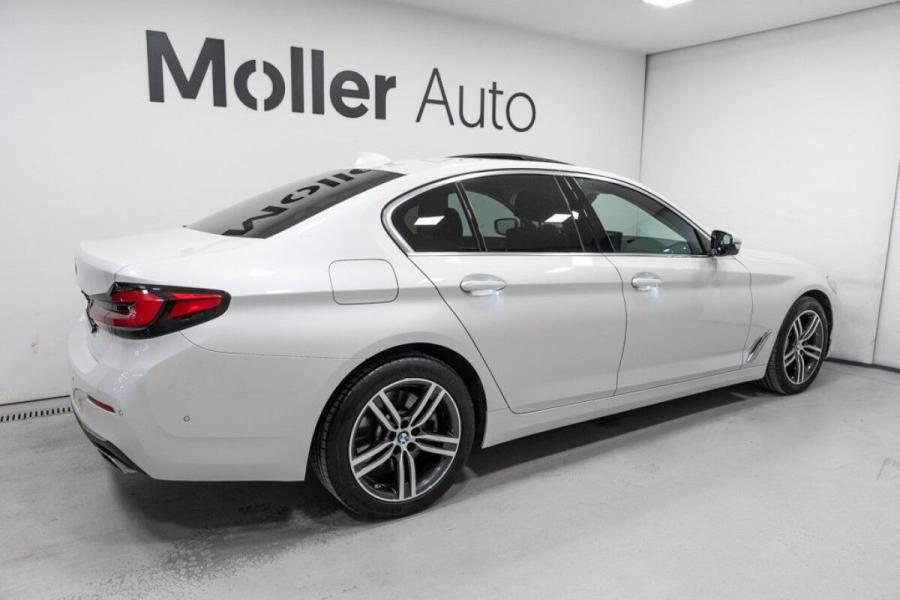 White BMW 530 2022 in Vilnius, with an engine capacity of 3.00 L and mileage of 47 thousand km for 34900 €, photo 4 on AUTOMOTO.COM.LV