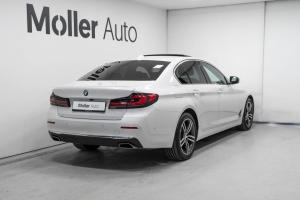 White BMW 530 2022 in Vilnius, with an engine capacity of 3.00 L and mileage of 47 thousand km for 34900 €, photo 5 on AUTOMOTO.COM.LV
