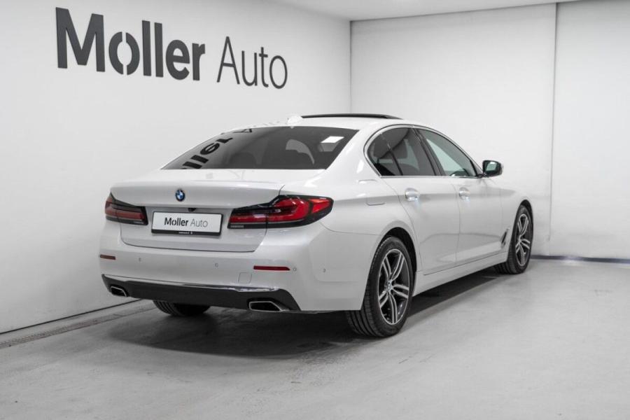 White BMW 530 2022 in Vilnius, with an engine capacity of 3.00 L and mileage of 47 thousand km for 34900 €, photo 5 on AUTOMOTO.COM.LV