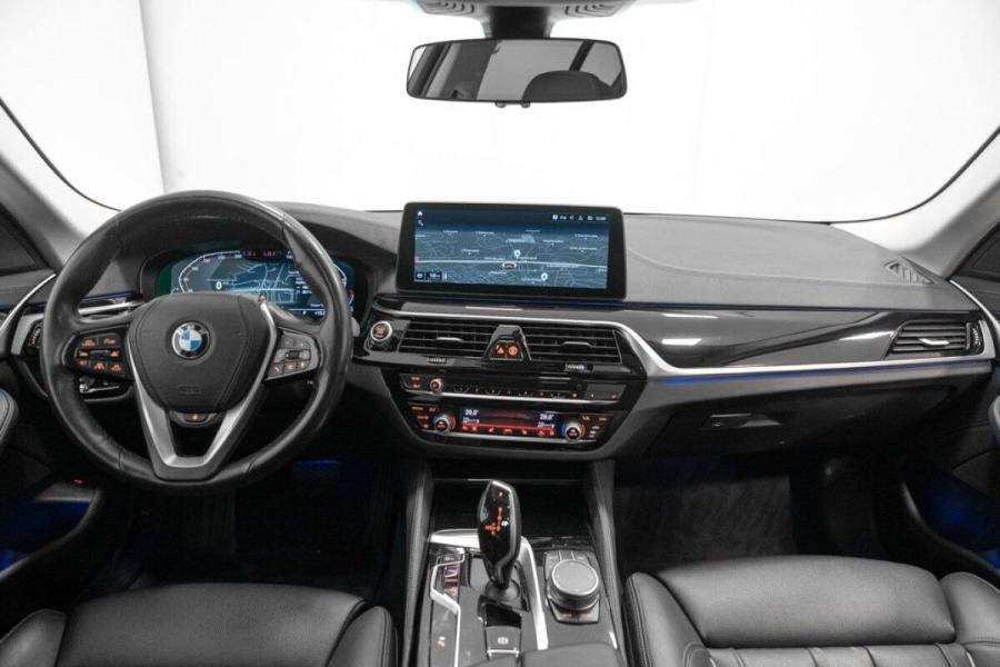 White BMW 530 2022 in Vilnius, with an engine capacity of 3.00 L and mileage of 47 thousand km for 34900 €, photo 11 on AUTOMOTO.COM.LV