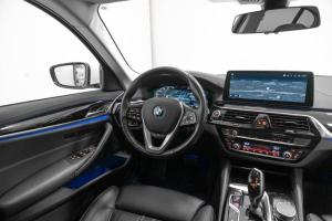 White BMW 530 2022 in Vilnius, with an engine capacity of 3.00 L and mileage of 47 thousand km for 34900 €, photo 12 on AUTOMOTO.COM.LV