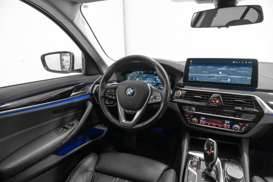 White BMW 530 2022 in Vilnius, with an engine capacity of 3.00 L and mileage of 47 thousand km for 34900 €, photo 12 on AUTOMOTO.COM.LV