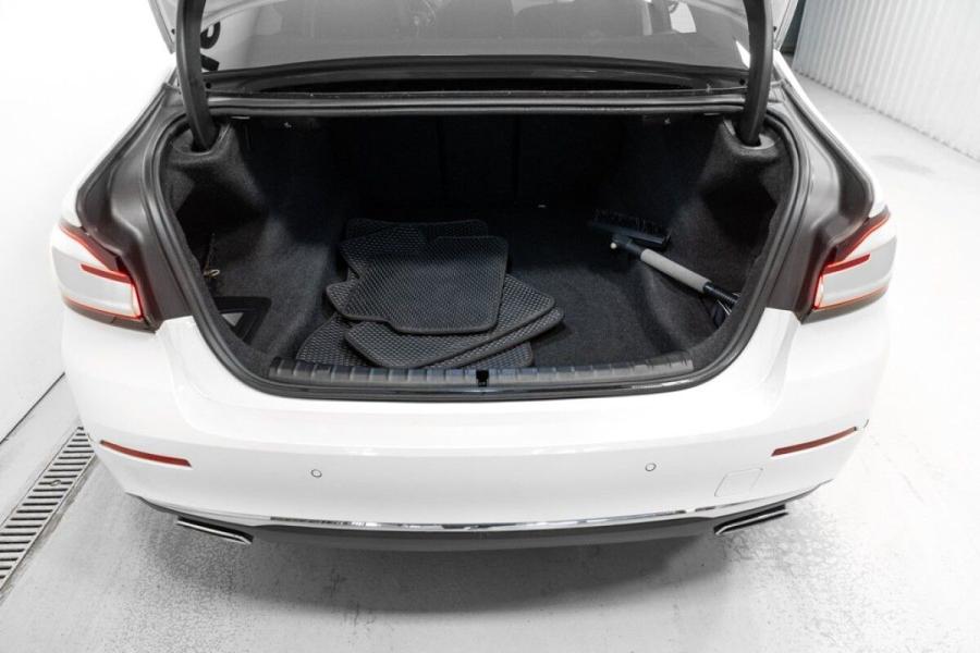 White BMW 530 2022 in Vilnius, with an engine capacity of 3.00 L and mileage of 47 thousand km for 34900 €, photo 25 on AUTOMOTO.COM.LV