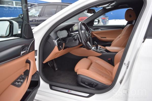 White BMW 530 2023 in Riga, with an engine capacity of 3.00 L and mileage of 92 thousand km for 39900 €, photo 3 on AUTOMOTO.COM.LV
