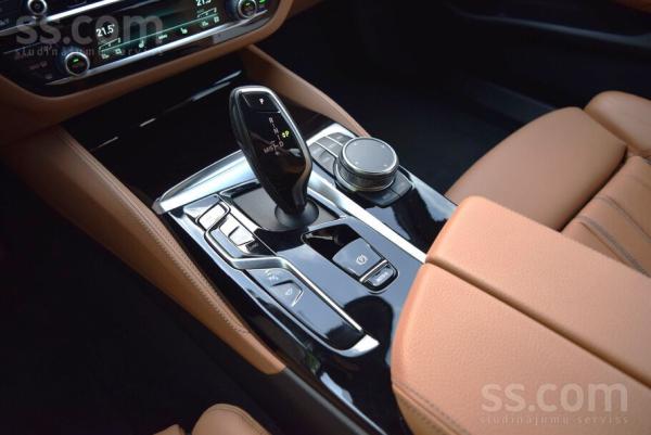 White BMW 530 2023 in Riga, with an engine capacity of 3.00 L and mileage of 87 thousand km for 39400 €, photo 6 on AUTOMOTO.COM.LV