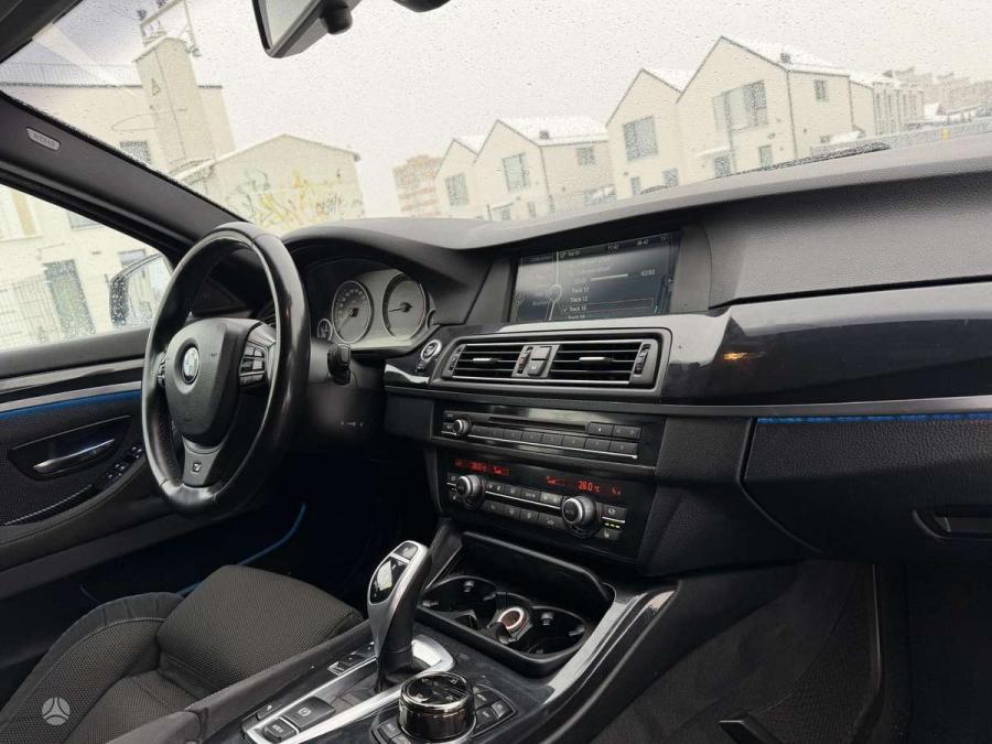 Balts BMW 530 2011 Kauņa, ar dzinēja tilpumu 3.00 L un nobraukumu 310 tūkst. km par 8800 €, foto 13 vietnē AUTOMOTO.COM.LV