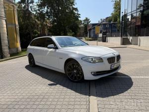White BMW 530 2011 in Riga, with an engine capacity of 3.00 L and mileage of 275 thousand km for 13500 €, photo 3 on AUTOMOTO.COM.LV