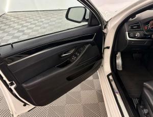 White BMW 530 2012 in Marijampole, with an engine capacity of 2.99 L and mileage of 307 thousand km for 8999 €, photo 29 on AUTOMOTO.COM.LV