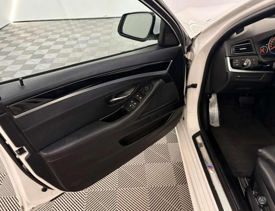 White BMW 530 2012 in Marijampole, with an engine capacity of 2.99 L and mileage of 307 thousand km for 8999 €, photo 29 on AUTOMOTO.COM.LV