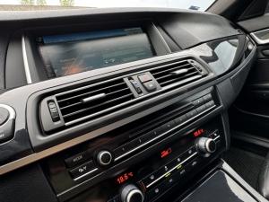White BMW 530 2013 in Riga, with an engine capacity of 3.00 L and mileage of 265 thousand km for 10200 €, photo 7 on AUTOMOTO.COM.LV