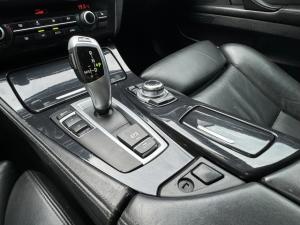 White BMW 530 2013 in Riga, with an engine capacity of 3.00 L and mileage of 265 thousand km for 10200 €, photo 16 on AUTOMOTO.COM.LV