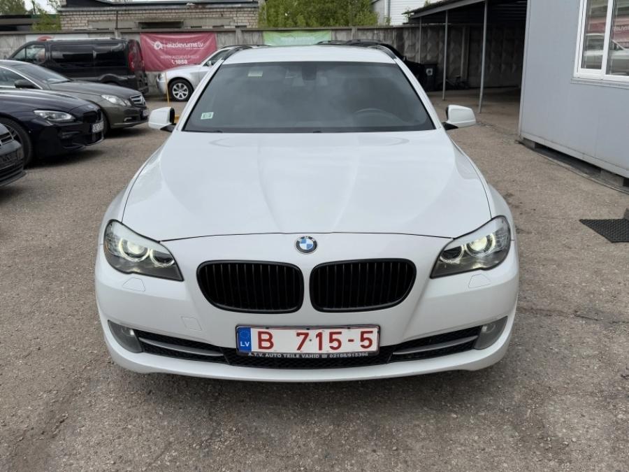 White BMW 530 2013 in Riga, with an engine capacity of 3.00 L and mileage of 265 thousand km for 10200 €, photo 21 on AUTOMOTO.COM.LV
