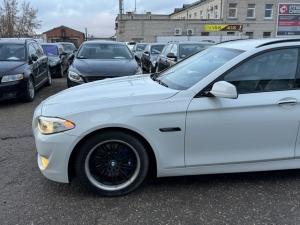 White BMW 530 2013 in Riga, with an engine capacity of 3.00 L and mileage of 265 thousand km for 10200 €, photo 26 on AUTOMOTO.COM.LV