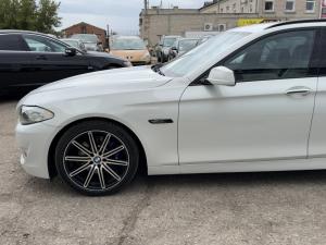 White BMW 530 2013 in Riga, with an engine capacity of 3.00 L and mileage of 265 thousand km for 10200 €, photo 27 on AUTOMOTO.COM.LV
