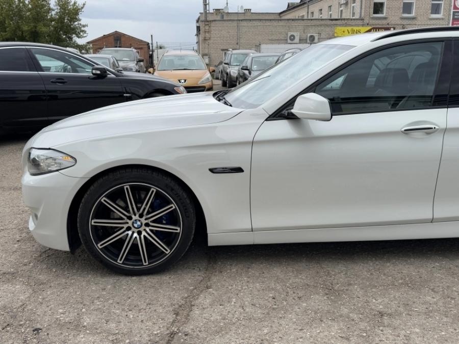 White BMW 530 2013 in Riga, with an engine capacity of 3.00 L and mileage of 265 thousand km for 10200 €, photo 27 on AUTOMOTO.COM.LV