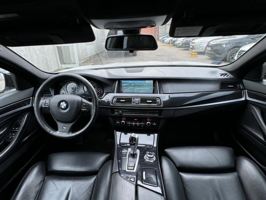 White BMW 530 2013 in Riga, with an engine capacity of 3.00 L and mileage of 265 thousand km for 10200 €, photo 28 on AUTOMOTO.COM.LV