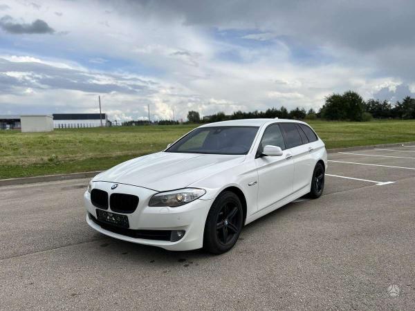 White BMW 530 2013 in Panevezys, with an engine capacity of 3.00 L and mileage of 323 thousand km for 8750 €, photo 1 on AUTOMOTO.COM.LV