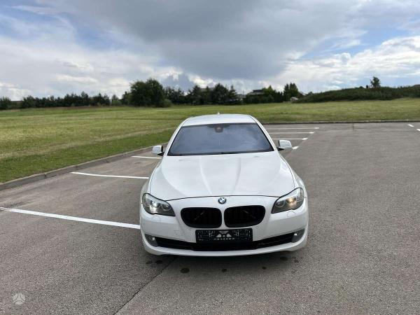 White BMW 530 2013 in Panevezys, with an engine capacity of 3.00 L and mileage of 323 thousand km for 8750 €, photo 2 on AUTOMOTO.COM.LV