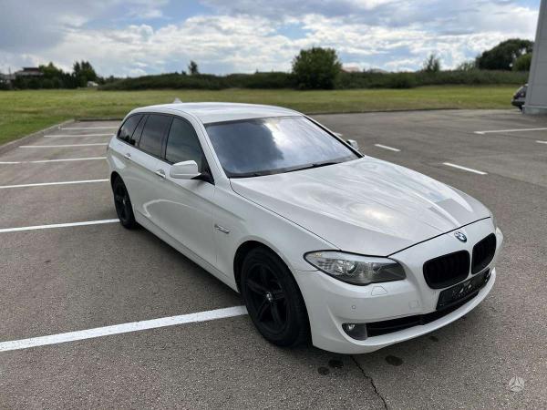 White BMW 530 2013 in Panevezys, with an engine capacity of 3.00 L and mileage of 323 thousand km for 8750 €, photo 3 on AUTOMOTO.COM.LV