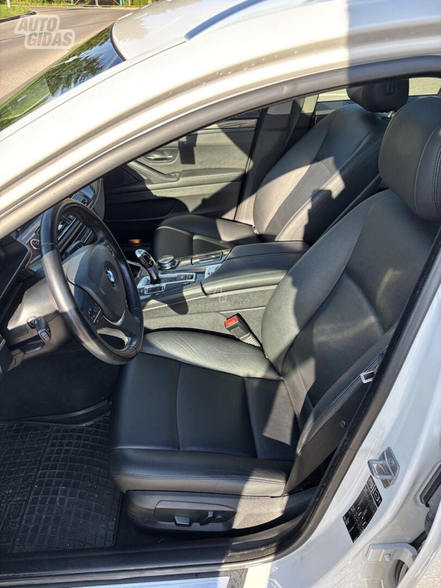 White BMW 530 2014 in Vilnius, with an engine capacity of 3.00 L and mileage of 218 thousand km for 14200 €, photo 22 on AUTOMOTO.COM.LV