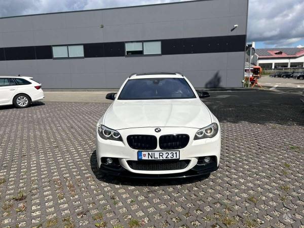 White BMW 530 2014 in Panevezys, with an engine capacity of 2.99 L and mileage of 277 thousand km for 11950 €, photo 4 on AUTOMOTO.COM.LV