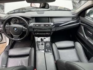 White BMW 530 2015 in Kaunas, with an engine capacity of 2.99 L and mileage of 369 thousand km for 6650 €, photo 23 on AUTOMOTO.COM.LV