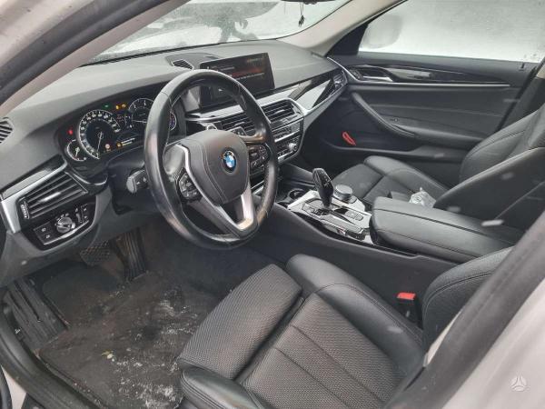 White BMW 530 2017 in Panevezys, with an engine capacity of 2.99 L and mileage of 202 thousand km for 11600 €, photo 7 on AUTOMOTO.COM.LV