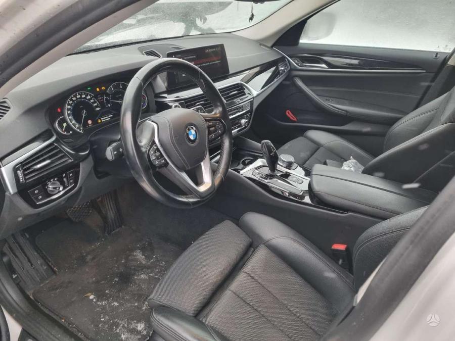 White BMW 530 2017 in Panevezys, with an engine capacity of 2.99 L and mileage of 202 thousand km for 11600 €, photo 7 on AUTOMOTO.COM.LV